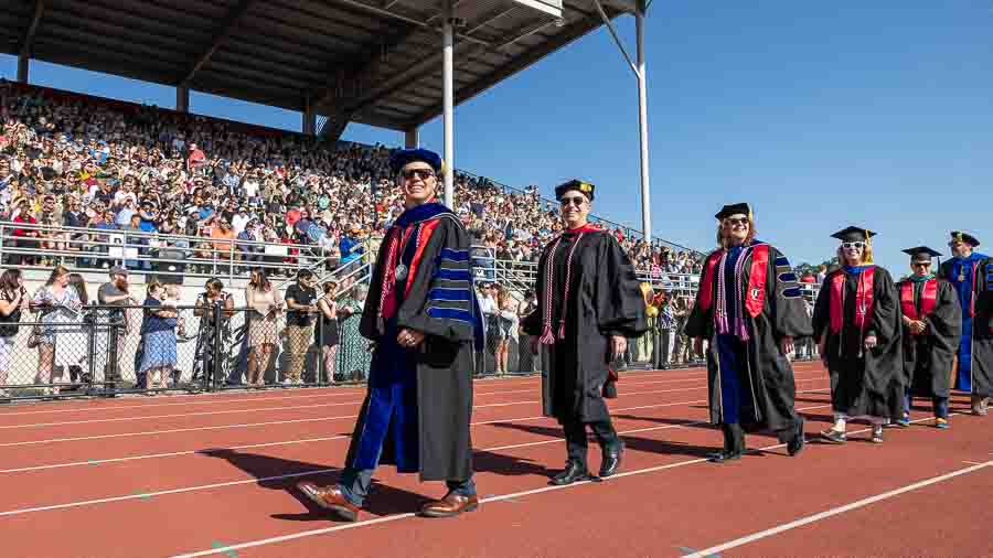 Oregon governor surprises SOU grads - Ashland News - Community ...