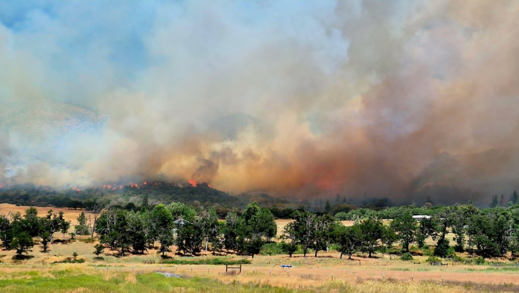 Firefighters holding line on 350-acre Applegate blaze - Ashland News ...