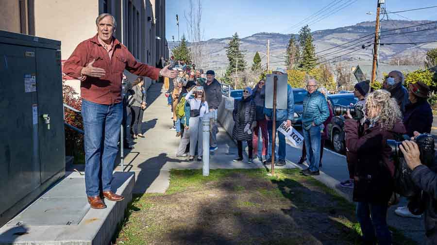 Sen. Merkley wows an overflow crowd in Ashland - Ashland News ...