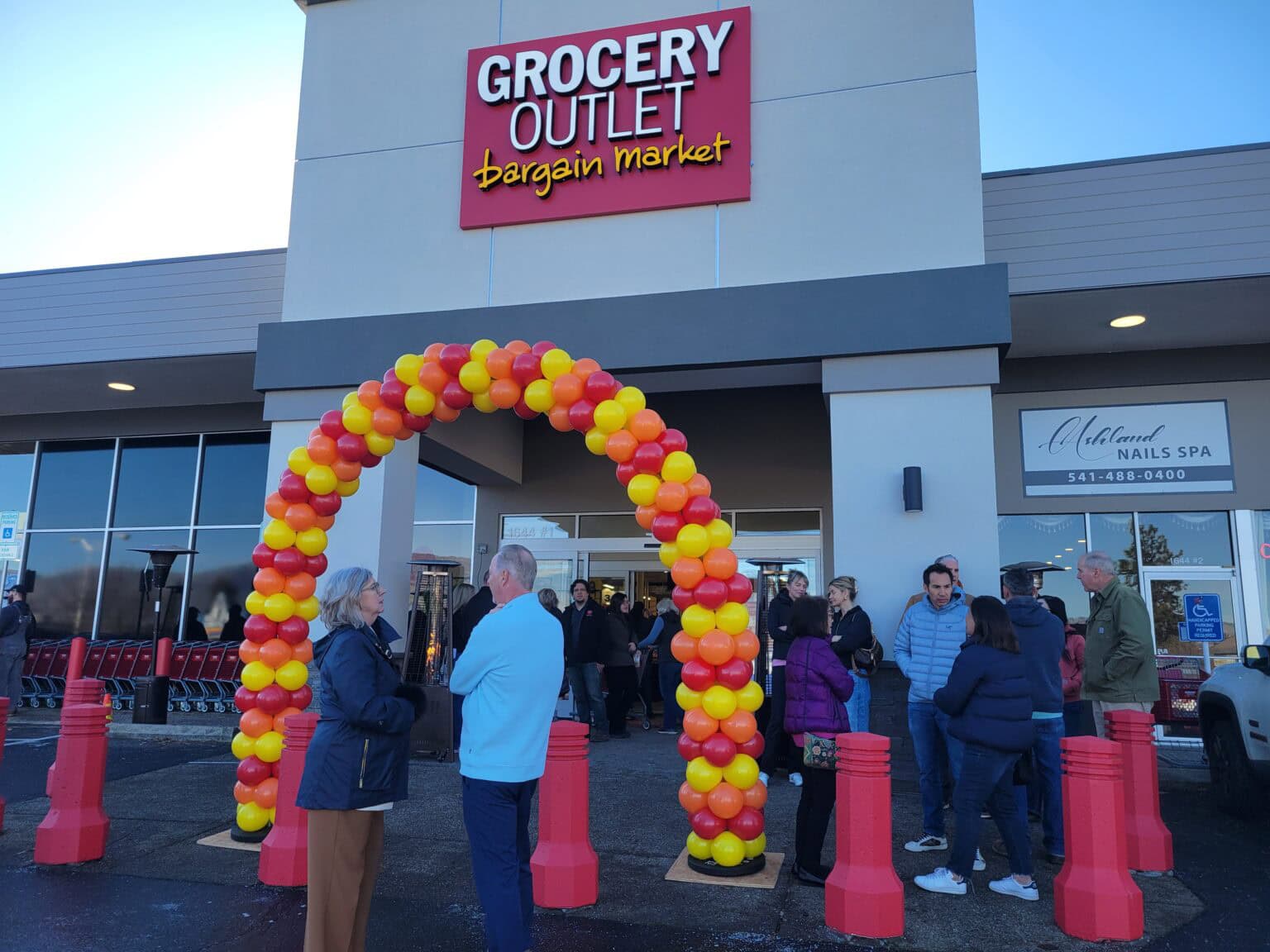 New Grocery Outlet opens in south Ashland, drawing crowd and creating ...